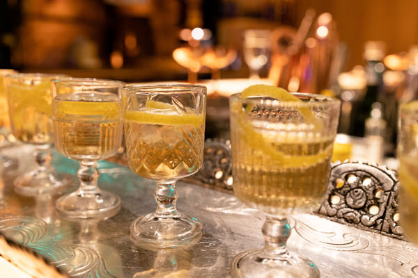 Jantar de noivado intimista na House of Help Bar: Gabriela + Fabio