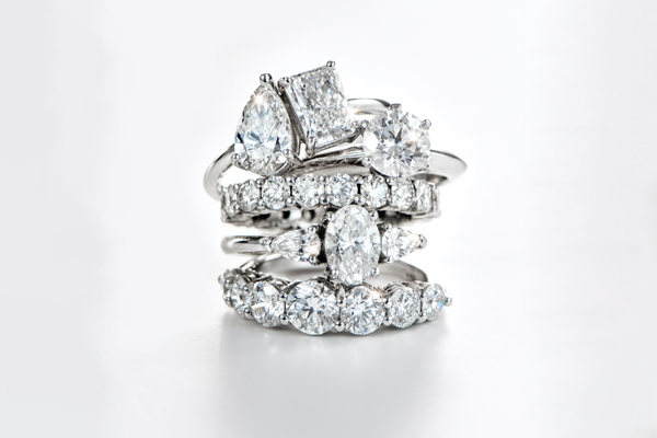 As melhores joalherias para o anel de noivado, alianças e joias