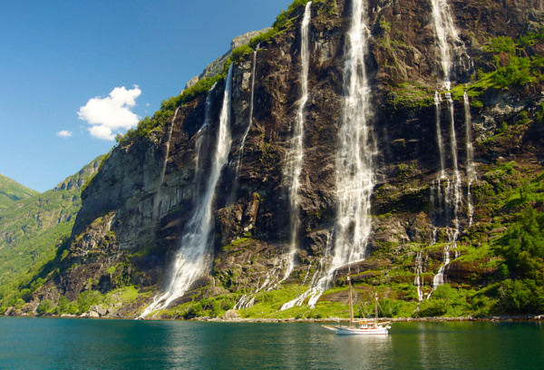 Fiordes da Noruega: Onde a aventura navega entre montanhas e geleiras