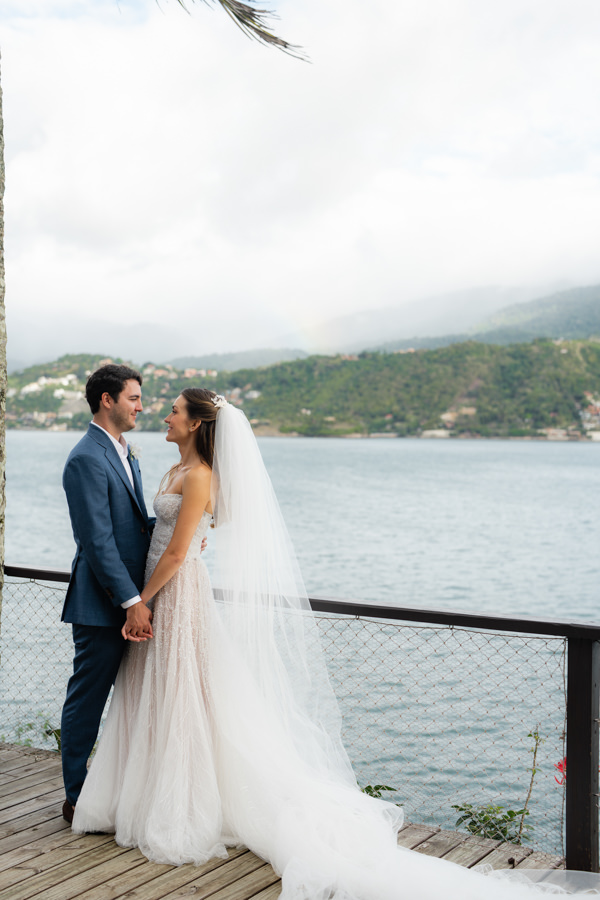 Casamento na praia na primavera: Amanda + Fernando
