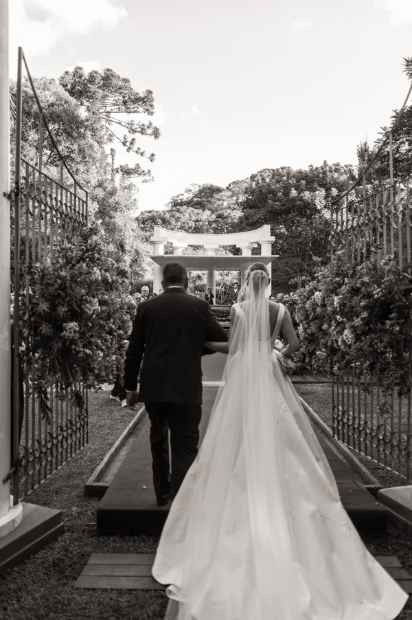 Casamento de frente para o lago no Paraná: Gabriella + Renan