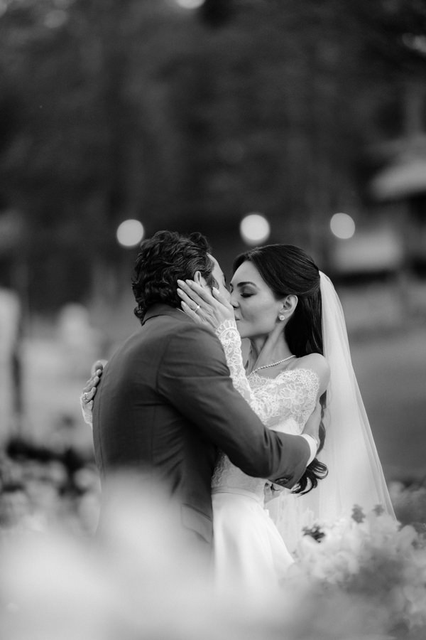 Casamento de frente para o lago no campo: Lilian + Walid